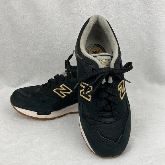 New Balance Schwarz Gold